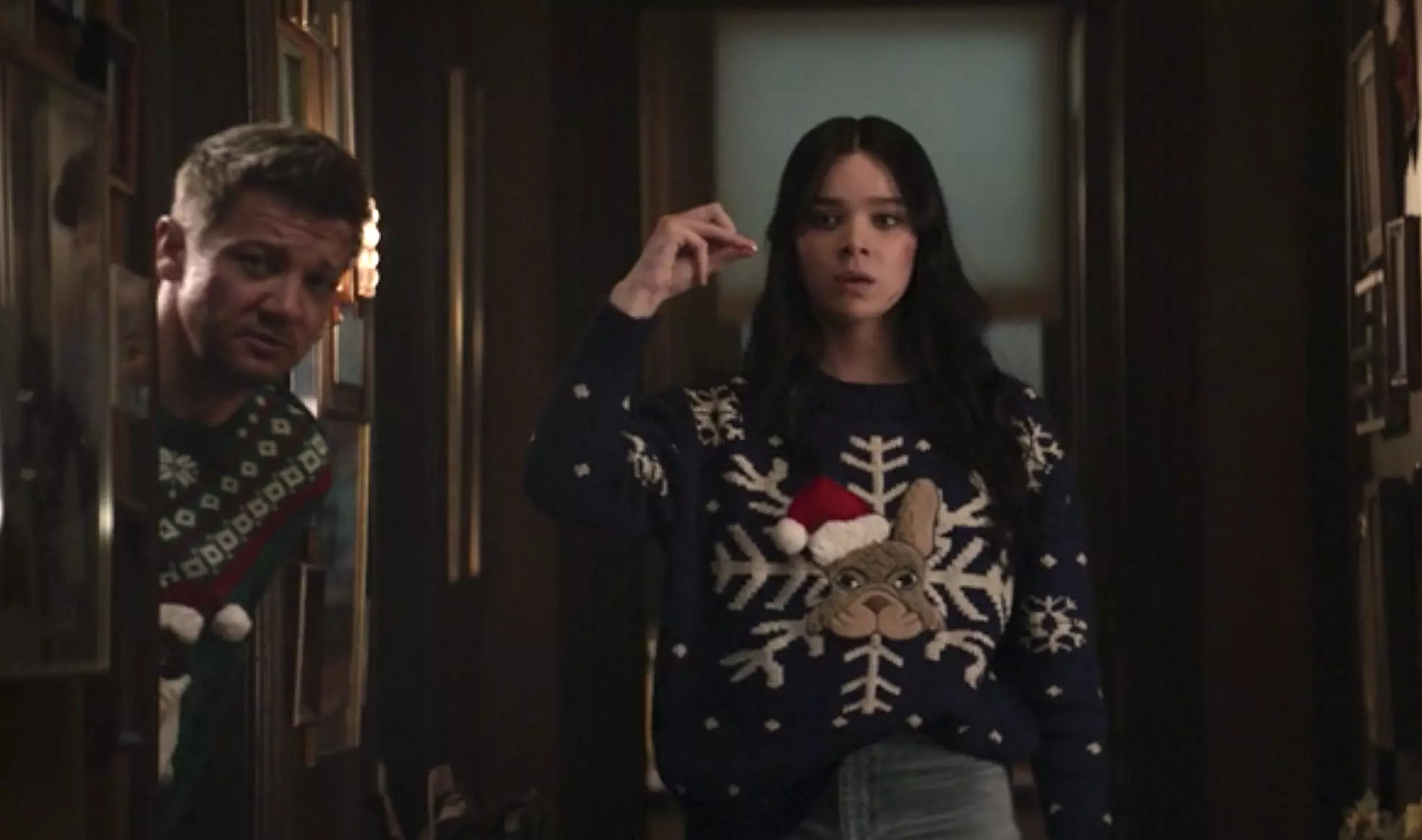 हॉकआई ने मूवी मैराथन के लिए कुछ बदसूरत स्वेटर "पार्टनर्स, एम आई राइट?"