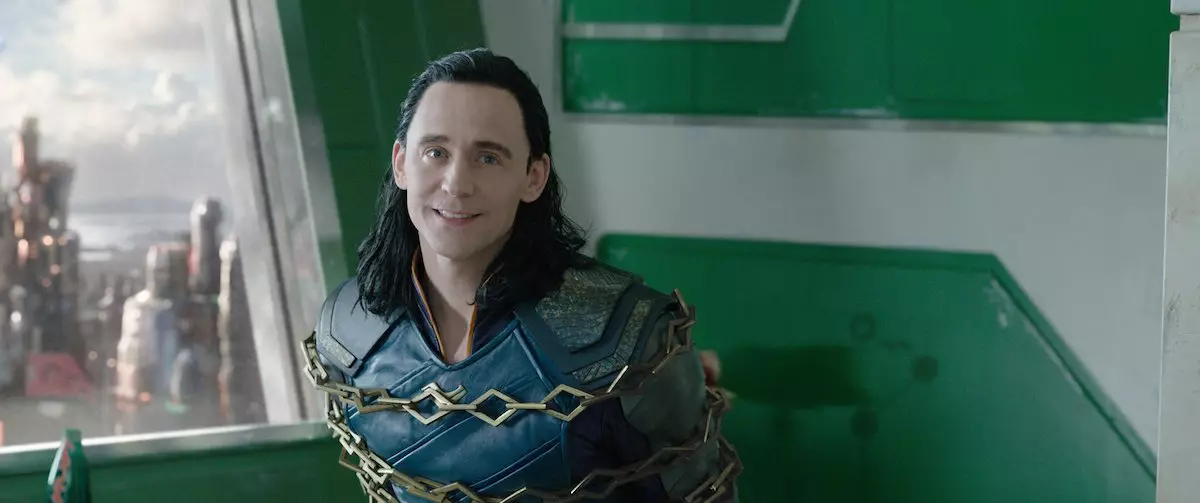 Loki Showrunner Michael Waldron nói Disney + Show sẽ khám phá “Cuộc đấu tranh với bản sắc” của Chúa