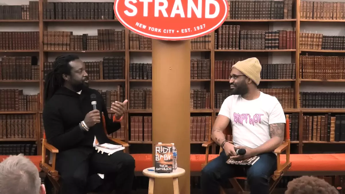 Guarda Marlon James e Tochi Onyebuchi intervistarsi a vicenda su... Quasi tutto