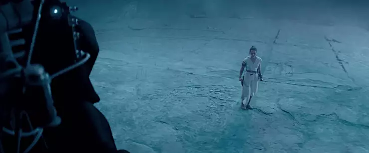 Rey (Daisy Ridley) yn wynebu'r Ymerawdwr (Ian McDiarmid) yn Star Wars: The Rise of Skywalker