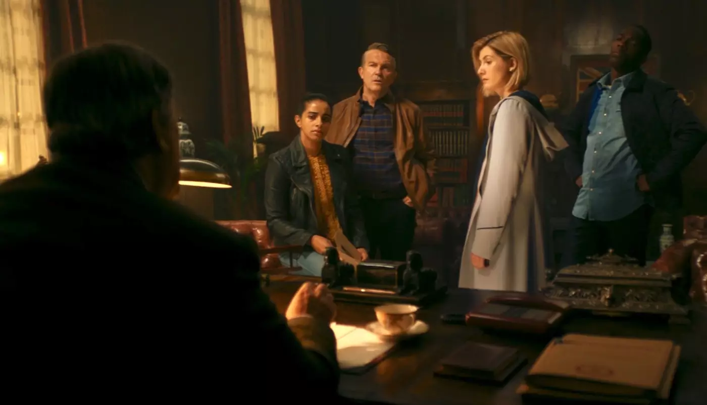Doktor a rodina uviaznu v uzamknutí vo filme New Doctor Who Story, ktorý napísal Paul Cornell