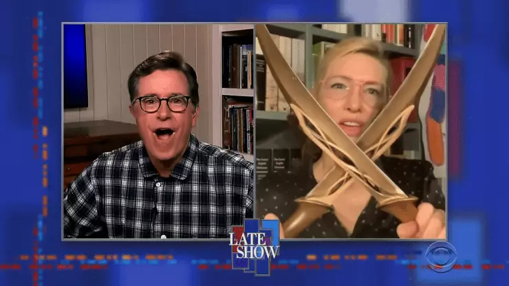 Cate Blanchett zeigte Stephen Colbert ihre Requisitenwaffen aus „Der Hobbit“ und „Thor“. 11313_1