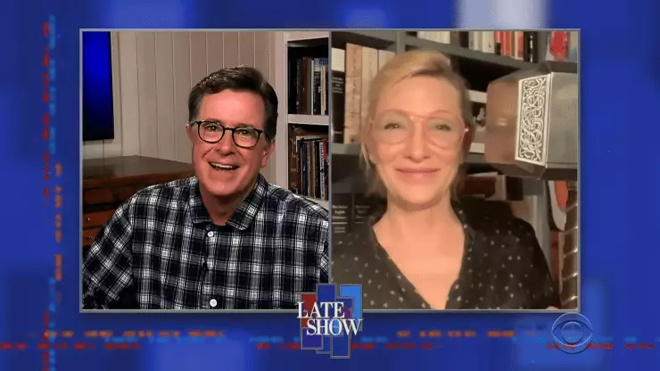 Cate Blanchett zeigte Stephen Colbert ihre Requisitenwaffen aus „Der Hobbit“ und „Thor“. 11313_2