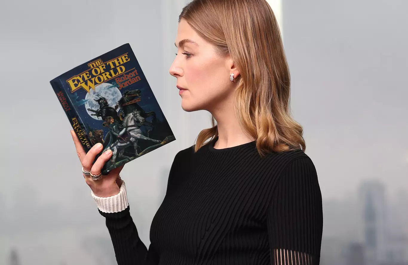 Novi intervju Rosamund Pike (ali ne i sama Pike) pominje izdanje za 2021. za Amazonov The Wheel of Time