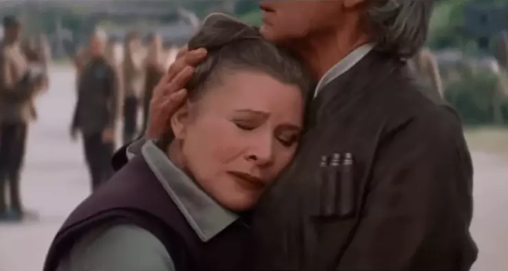 Leia un Hans apkampjas filmā Star Wars: The Force Awakens