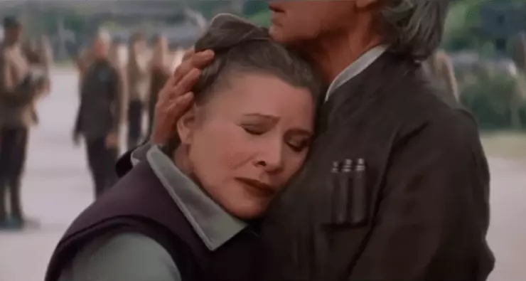 Leia en Han omearmje yn Star Wars: The Force Awakens