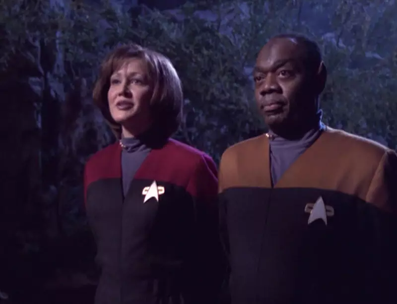Star Trek: Voyager Rewatch: "ດໍາລົງຊີວິດໄວແລະຈະເລີນຮຸ່ງເຮືອງ"