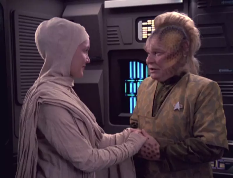 Star Trek: Voyager Rewatch: “Beo go tapa agus go rathúil” 1180_1