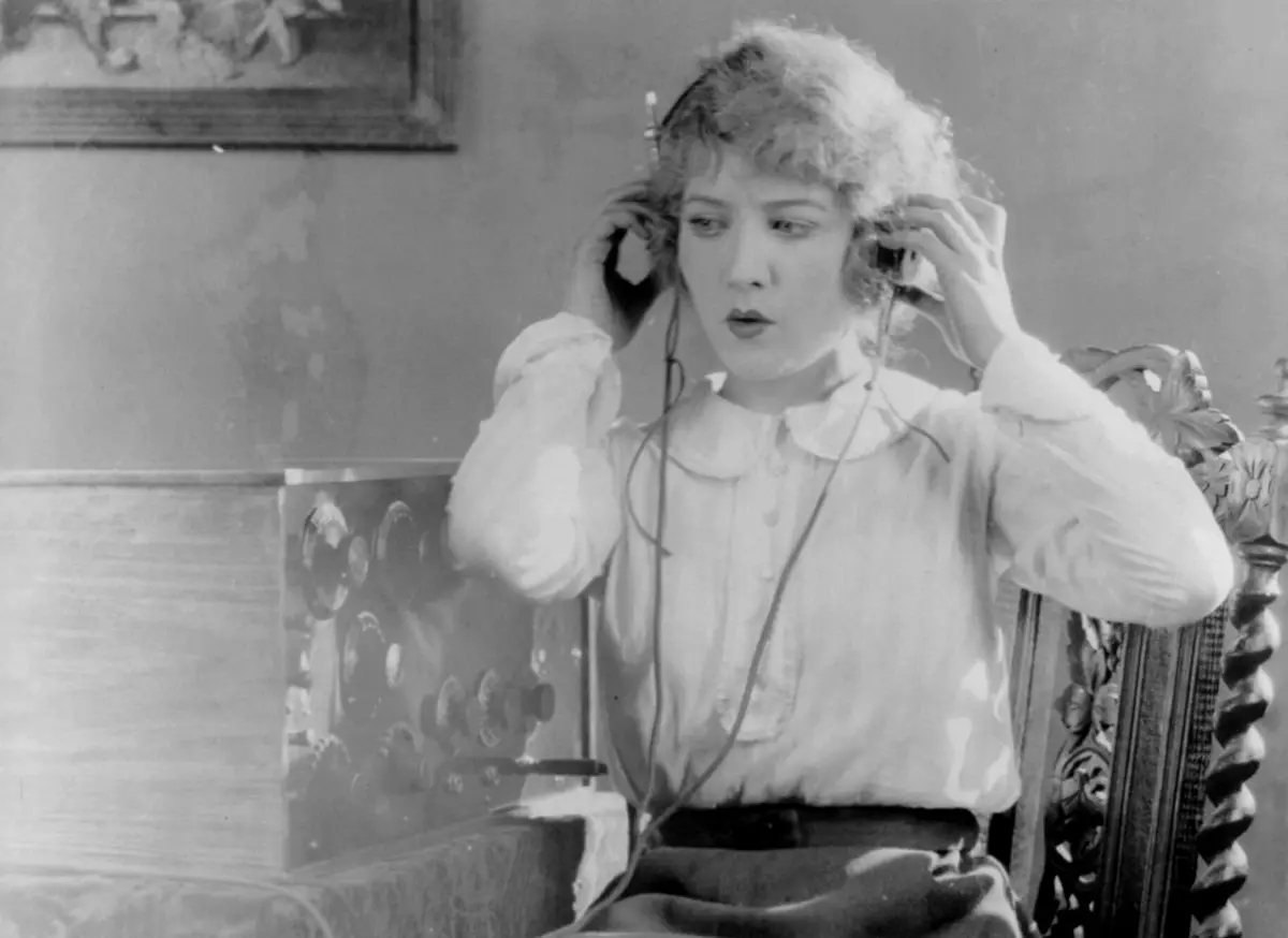 6 Comfort-Listen Podcasts՝ ձեզ տեղափոխելու ձեր հյուրասենյակից այն կողմ