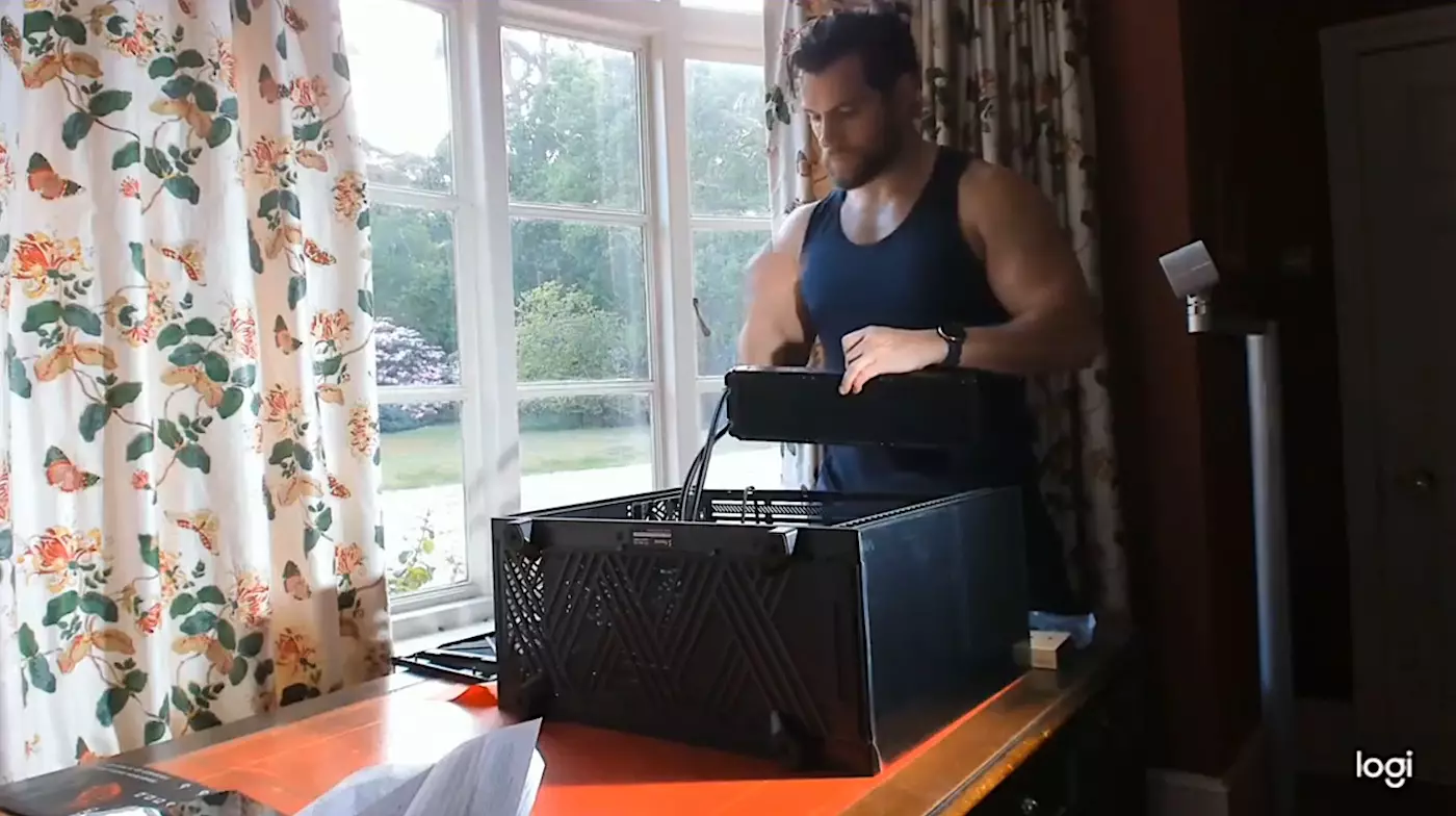 Tugoti si Henry Cavill nga Ipakita Kanimo ang mga Bahin nga Wala Nimo Makita Kaniadto… Sa Iyang Pag-assemble Niining Gaming PC