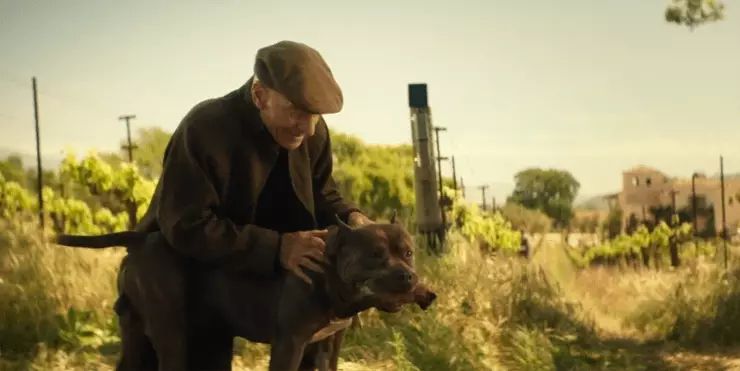 Jean-Luc Picard (Patrick Stewart) sareng anjing na di kebon anggur di Star Trek: Picard