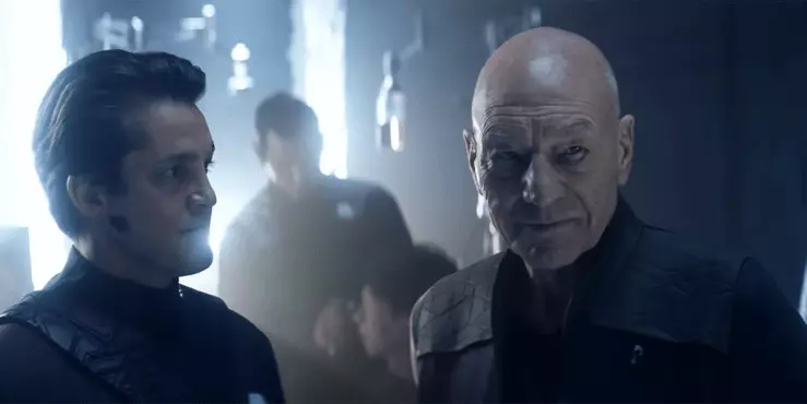 Hugh (Jonathan Del Arco) lan Jean-Luc Picard (Patrick Stewart) ing Star Trek: Picard