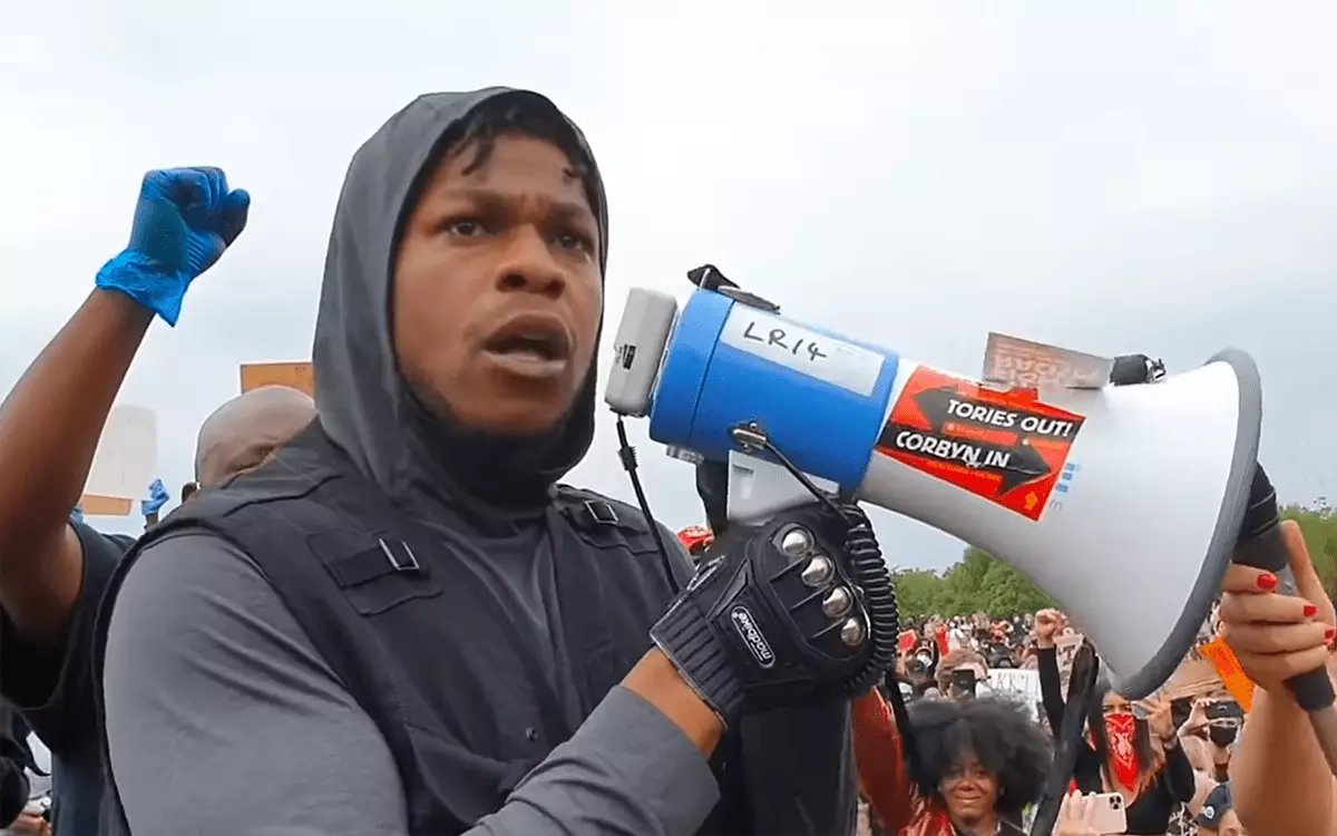 John Boyegak hitzaldi indartsua eskaini zuen Black Lives Matter Londresen egindako protesta batean