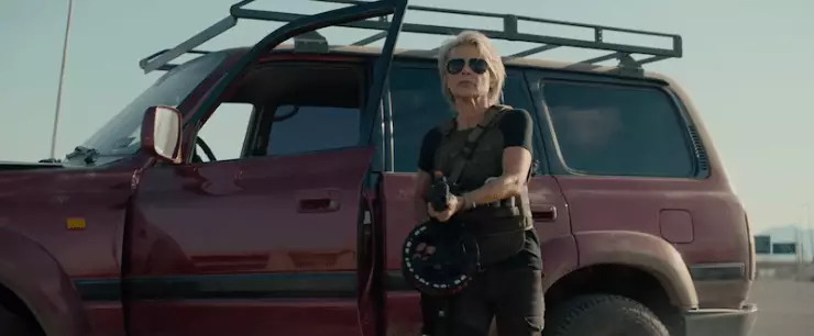 Terminator: Dark Fate, bande-annonce, Sarah Connor sortant de la voiture avec une mitrailleuse