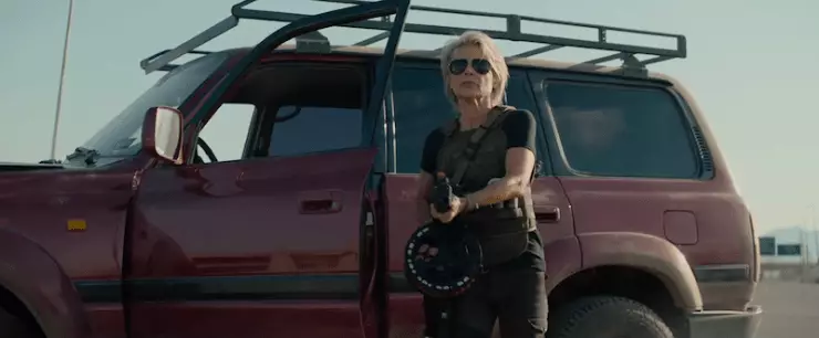 Terminator: Dark Fate, trailer, Sarah Connor metu saka mobil nganggo bedhil mesin