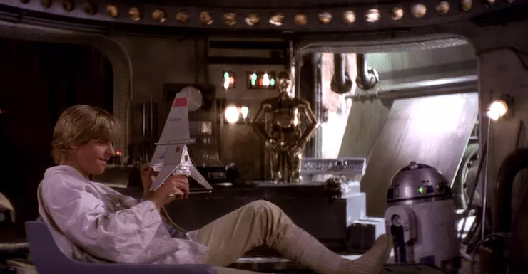 Luke Skywalker eta bere T-16 Skyhopper modeloa Star Wars: A New Hope-n