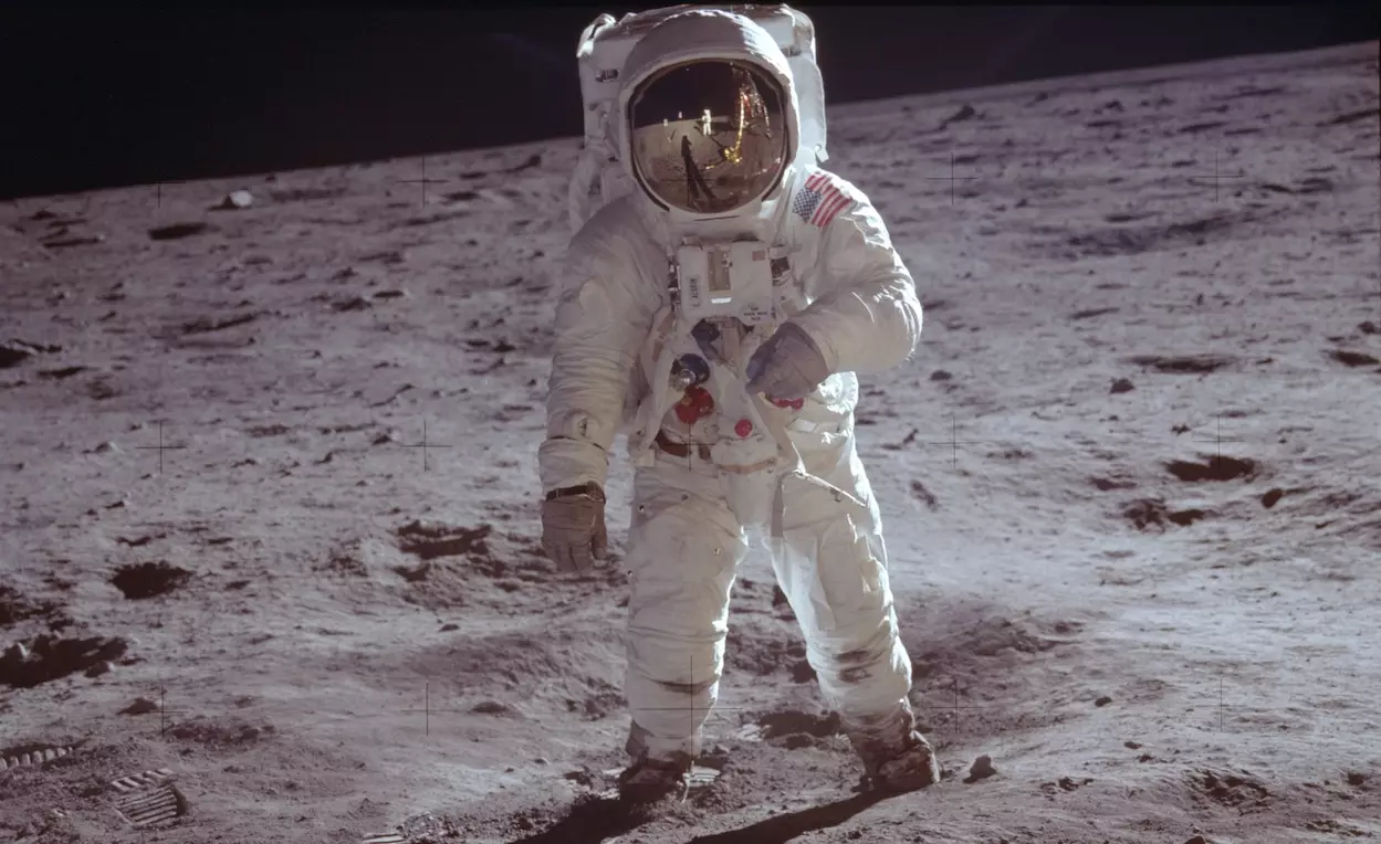 นักเขียน Sci-Fi และ Fantasy เกี่ยวกับสิ่งที่ชอบดู Moon Landing