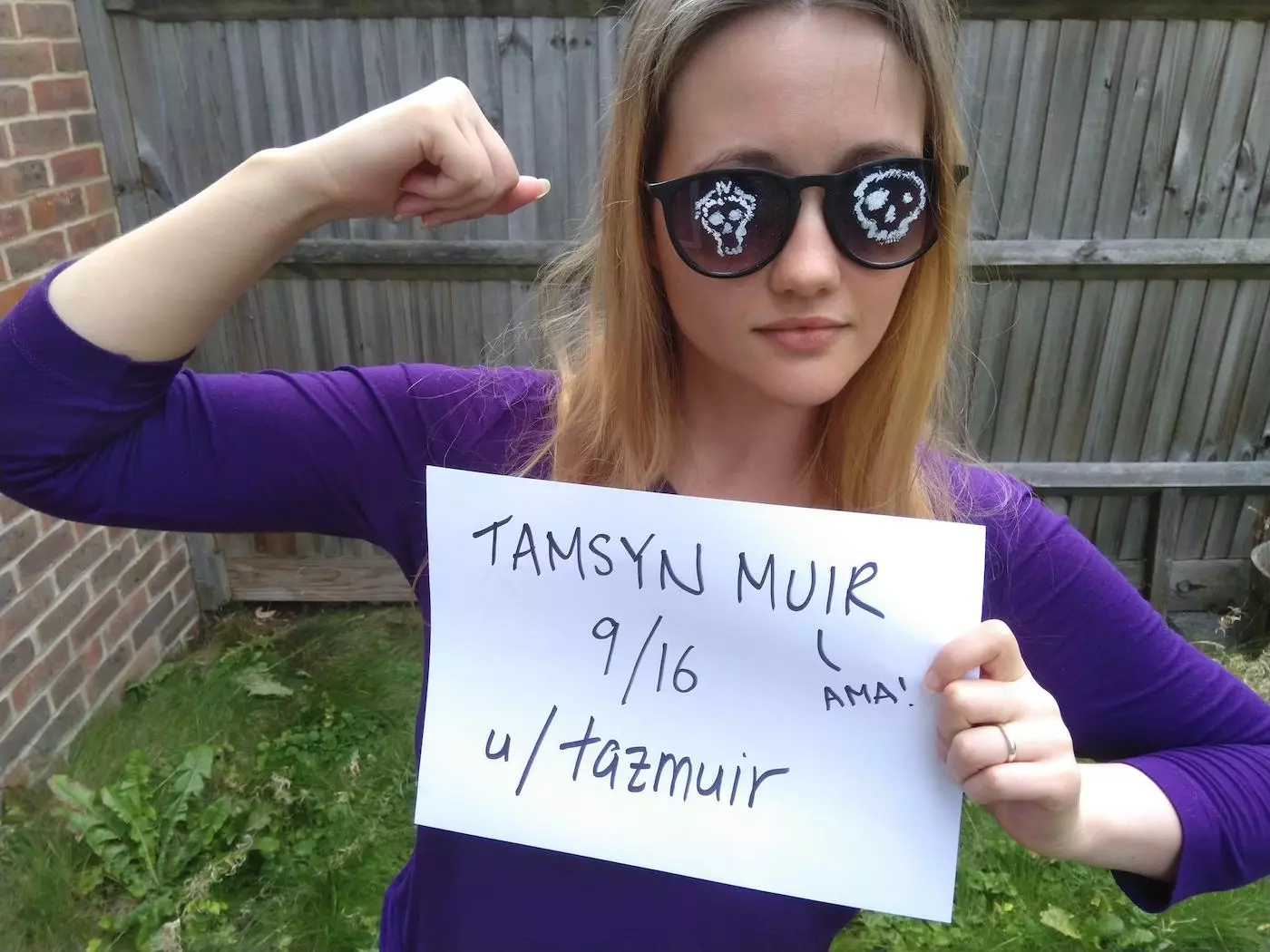 Tamsin Muir o'zining lezbiyen nekromanser romanini qanday shakllantirgani va Reddit kitoblaridagi boshqa diqqatga sazovor joylar haqida AMA