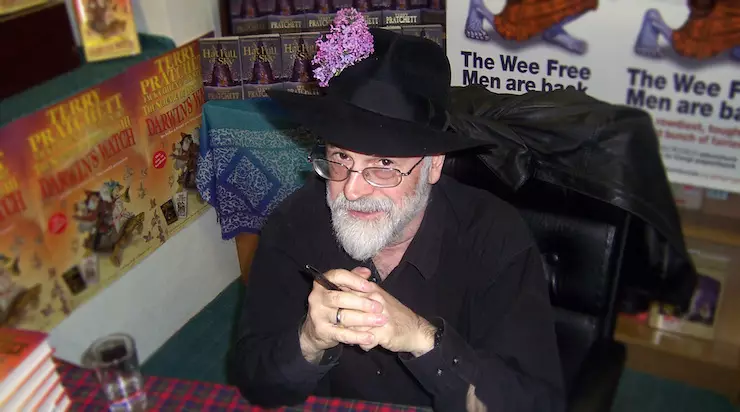 Terry Pratchett gogoan, umorearen, adeitasunaren eta sorginkeria praktikoaren txapelduna