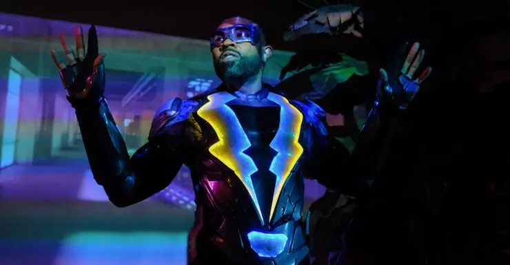 Black Lightning es un ejemplo superpoderoso de cómo los sistemas dominan los cuerpos de los afroamericanos