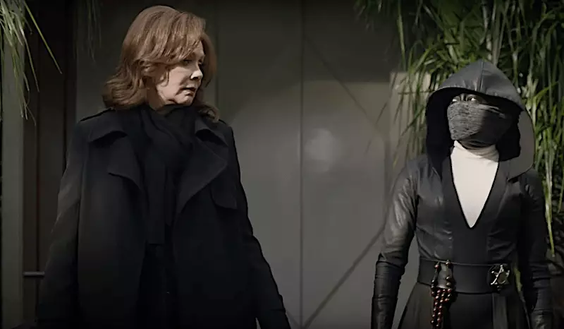 Οι Watchmen εμβαθύνουν στο παρελθόν της Angela με σκοτεινές συμβουλές για το μέλλον της