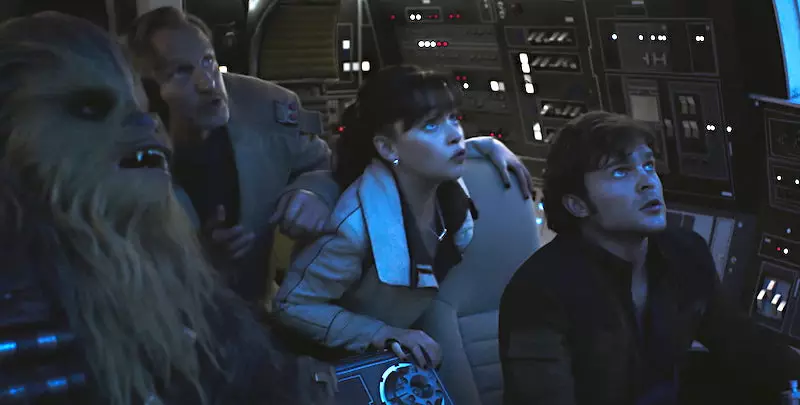 Solo : Une histoire de Star Wars est charmante si elle est un peu paresseuse, tout comme Han lui-même