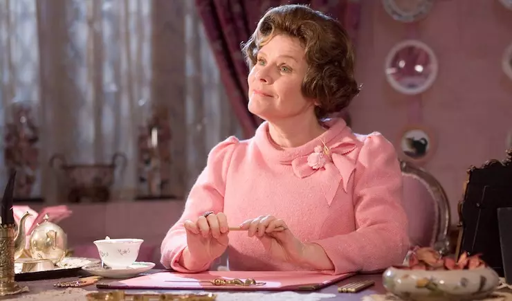 Le mal dans une tasse de thé : combattre l'autorité institutionnelle de Dolores Umbridge