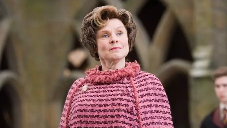 Drygioni mewn Teacup: Brwydro yn erbyn Awdurdod Sefydliadol Dolores Umbridge 15694_1