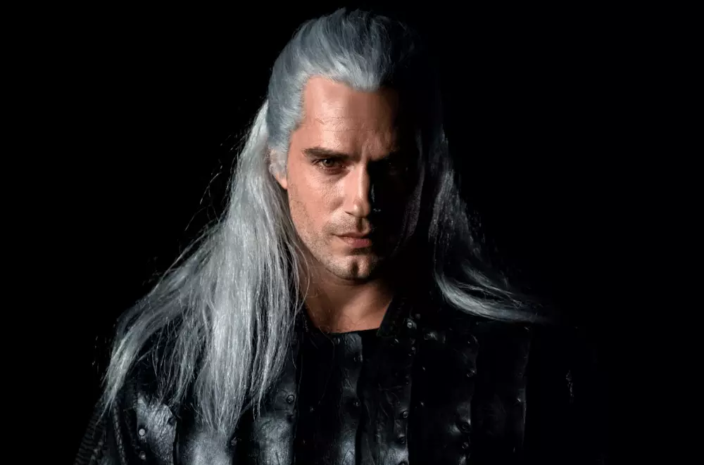 Li vir nihêrîna weya yekem li Henry Cavill wekî Geralt of Rivia di The Witcher ya Netflix de ye