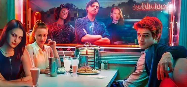 Archiekins は Riverdale でセクシーなアップグレードを取得します。