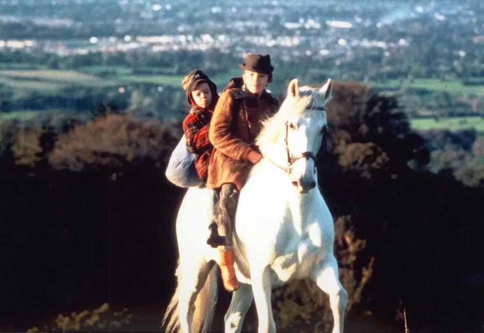 Marcaíocht an Chapaill Bháin isteach san Iarthar