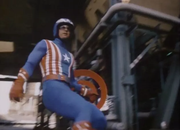 No es el héroe de la Segunda Guerra Mundial: Capitán América (1979) y Capitán América II: Muerte demasiado pronto 1687_1