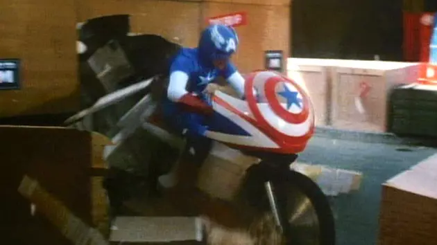 Ma aha geesigii dagaalkii labaad ee aduunka - Captain America (1979) iyo Captain America II: Death Toon 1687_5
