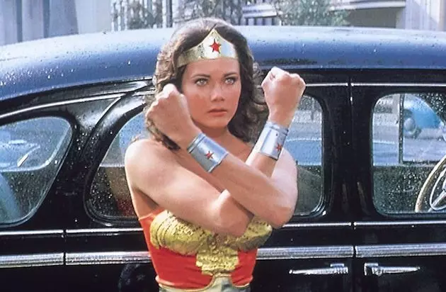 အံ့သြဖွယ်ကောင်းပြီး အံ့သြစရာမရှိ— Wonder Woman (1974)၊ မူရင်း Wonder Woman အသစ်နှင့် Supergirl 1688_2