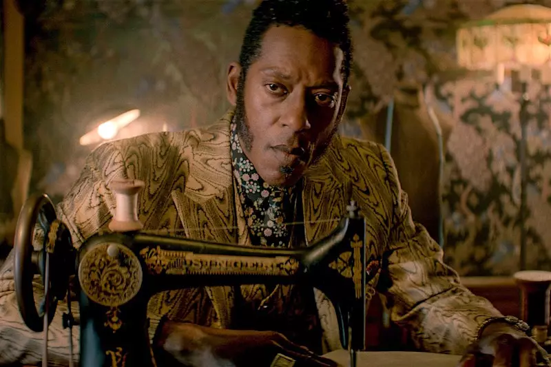 Orlando Jones a Crispin Glover Yn Trafod Hil, Ffasiwn, a Chwalu Rhwystrau yn Nuwiau America