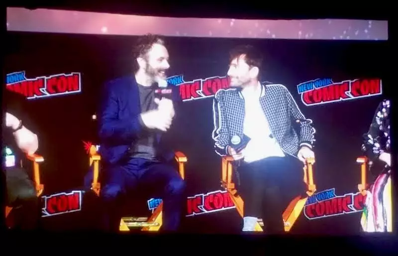 O Crowley ma Aziraphale o loʻo faʻamatalaina a la kemisi e pei o se "sexy siva" i le Good Omens Panel.