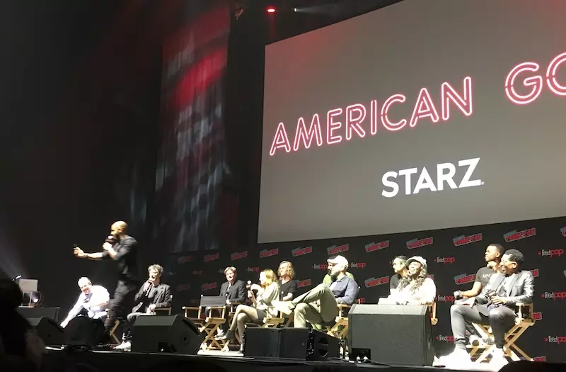 Abalingisi Bama-American Gods (kanye no-Neil Gaiman) Bashaye i-New York Comic-Con Stage ukuze bakhulume Isizini Yesibili!