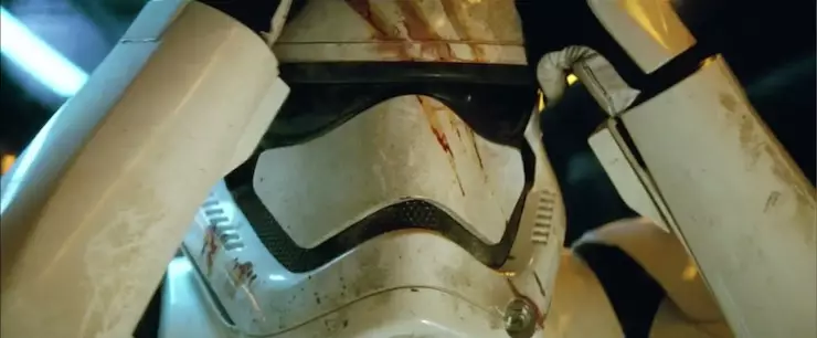 Cruthaíonn an Chéad Ordú i Star Wars A Stormtroopers Trí A Rochtain Faisnéise a Rialú