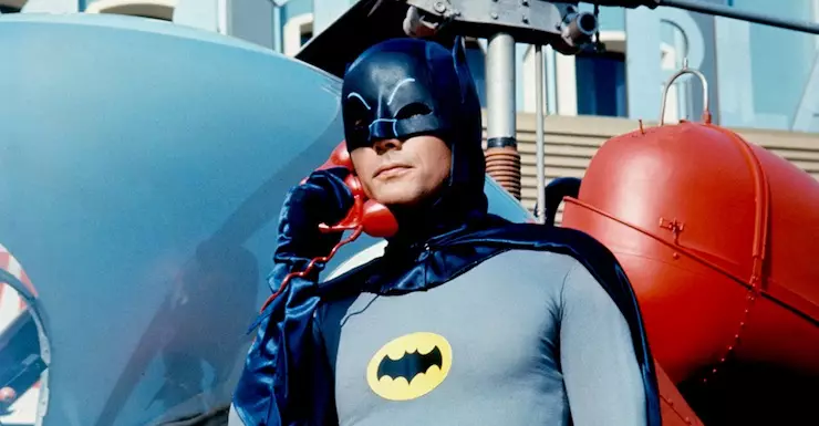 Na cúig chuimhneacháin is fearr ag Adam West