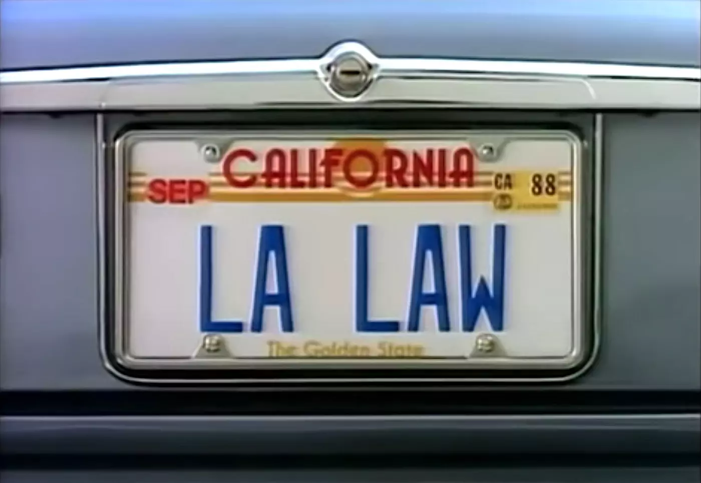 भविष्य खोज्दै जहाँ तपाइँ कम्तिमा यसको अपेक्षा गर्नुहुन्छ: LA कानूनको "द प्लेन विद्रोह"