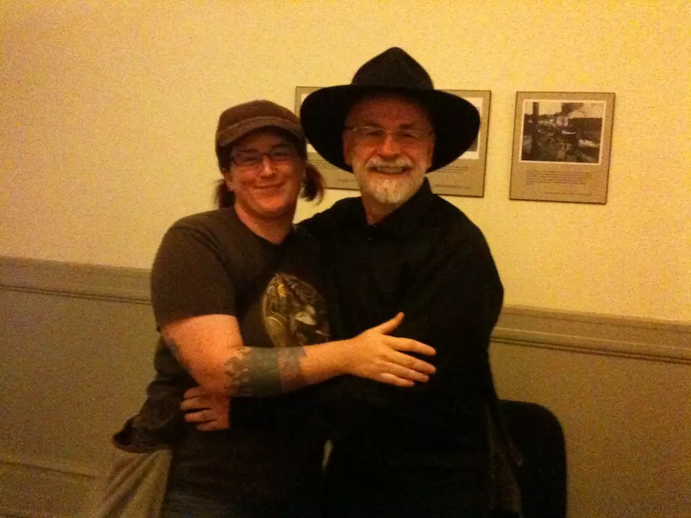 Cov Idols Zoo: Terry Pratchett & Tus Tsim Nyog Hug