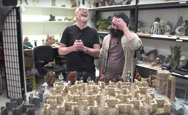 Adam Savage ທ່ຽວຊົມ Weta Workshop Sculptor's Mini Labyrinth Maze!