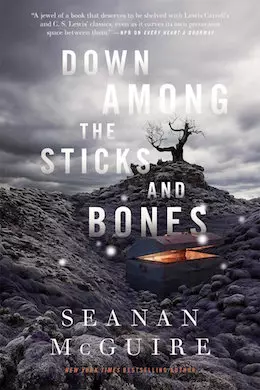 דאַרקלי מאַדזשיקאַל אילוסטראציעס פון Seanan McGuire ס אַראָפּ צווישן די סטיקס און ביינער