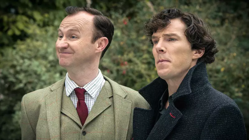 Mark Gatiss Rhyming Verse හි "Sherlock Bond" විචාරකයාට ප්‍රතිචාර දක්වයි