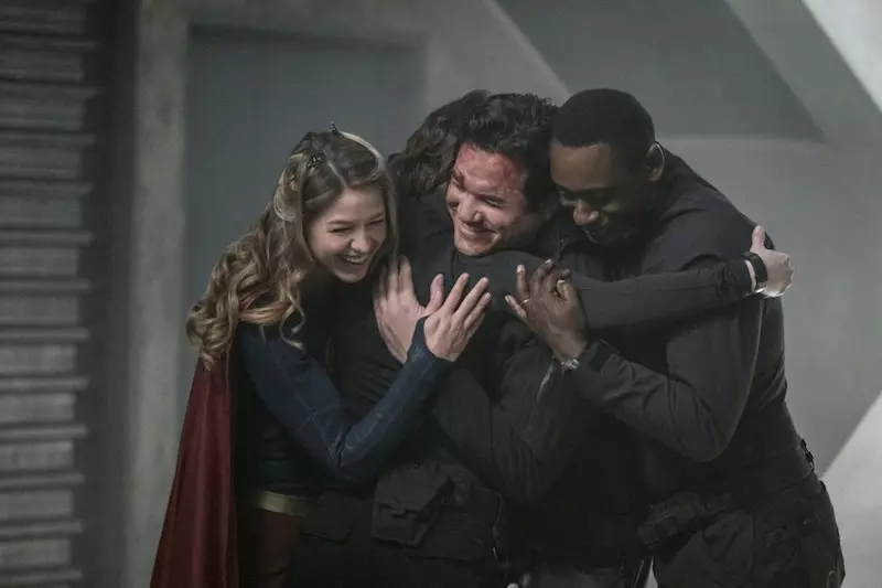 Il-familja hija kkumplikata: Supergirl, "Homecoming"