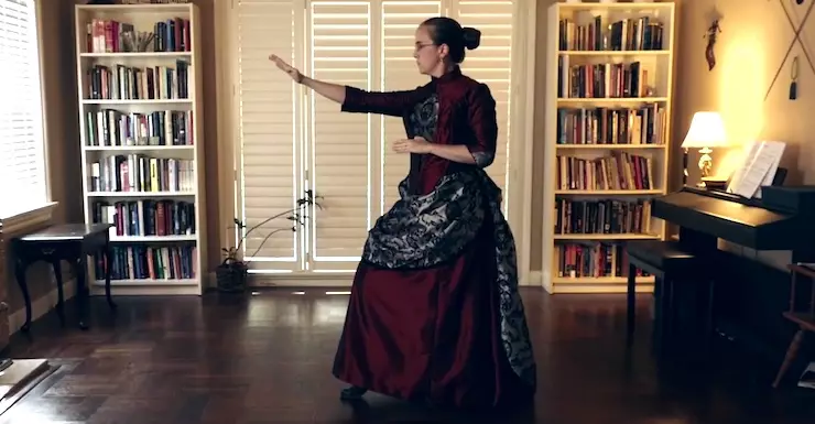 Unsaon Pagpakig-away sa usa ka Victorian Dress