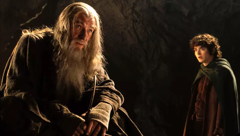 5 Peth y Dylai Gandalf Fod Wedi'u Cyfaddef i Denizens y Ddaear Ganol Yn lle Bod yn Jerc