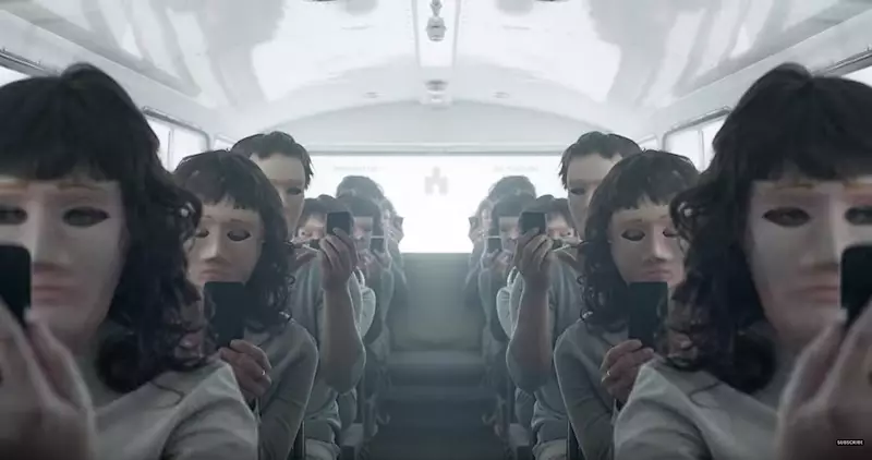 A tempada 3 de Black Mirror darache pesadelos sobre as redes sociais e os videoxogos