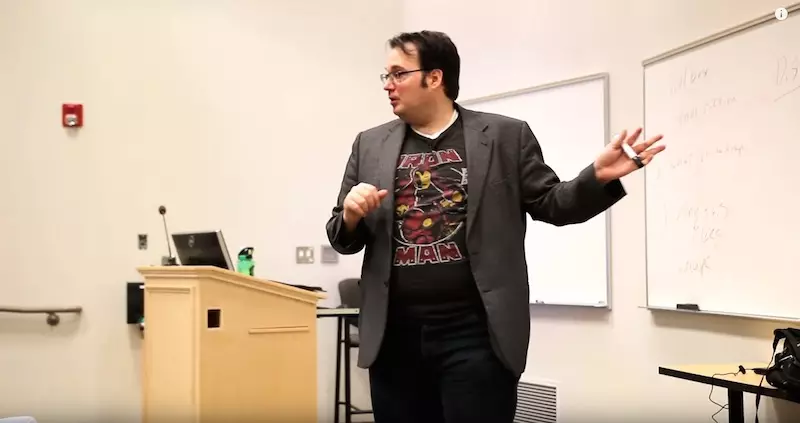 Brandon Sanderson Instruos Vin Kiel Verki Sci-Fi & Fantazion en Novaj Videoprelegoj