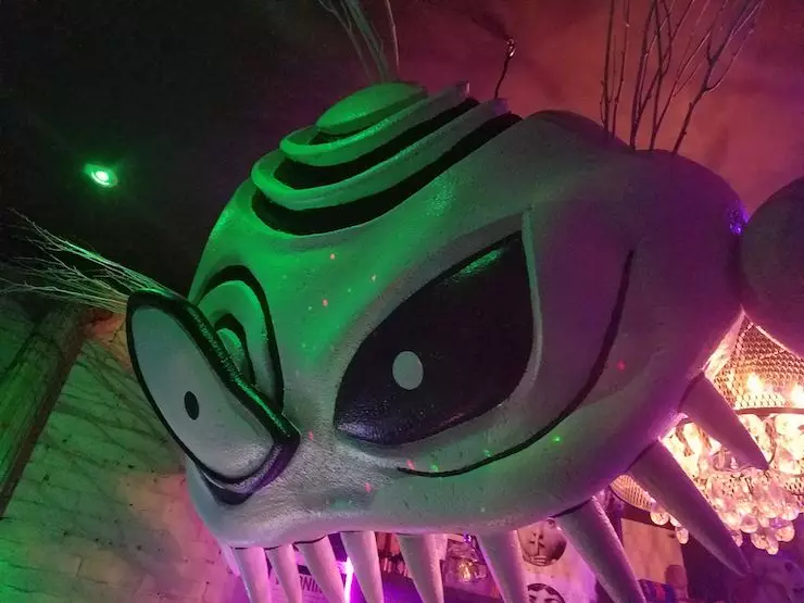 NYC ရှိ Tim Burton-Themed Bar အသစ်ကို ကျွန်ုပ်တို့ စမ်းသုံးကြည့်လိုက်သည်။